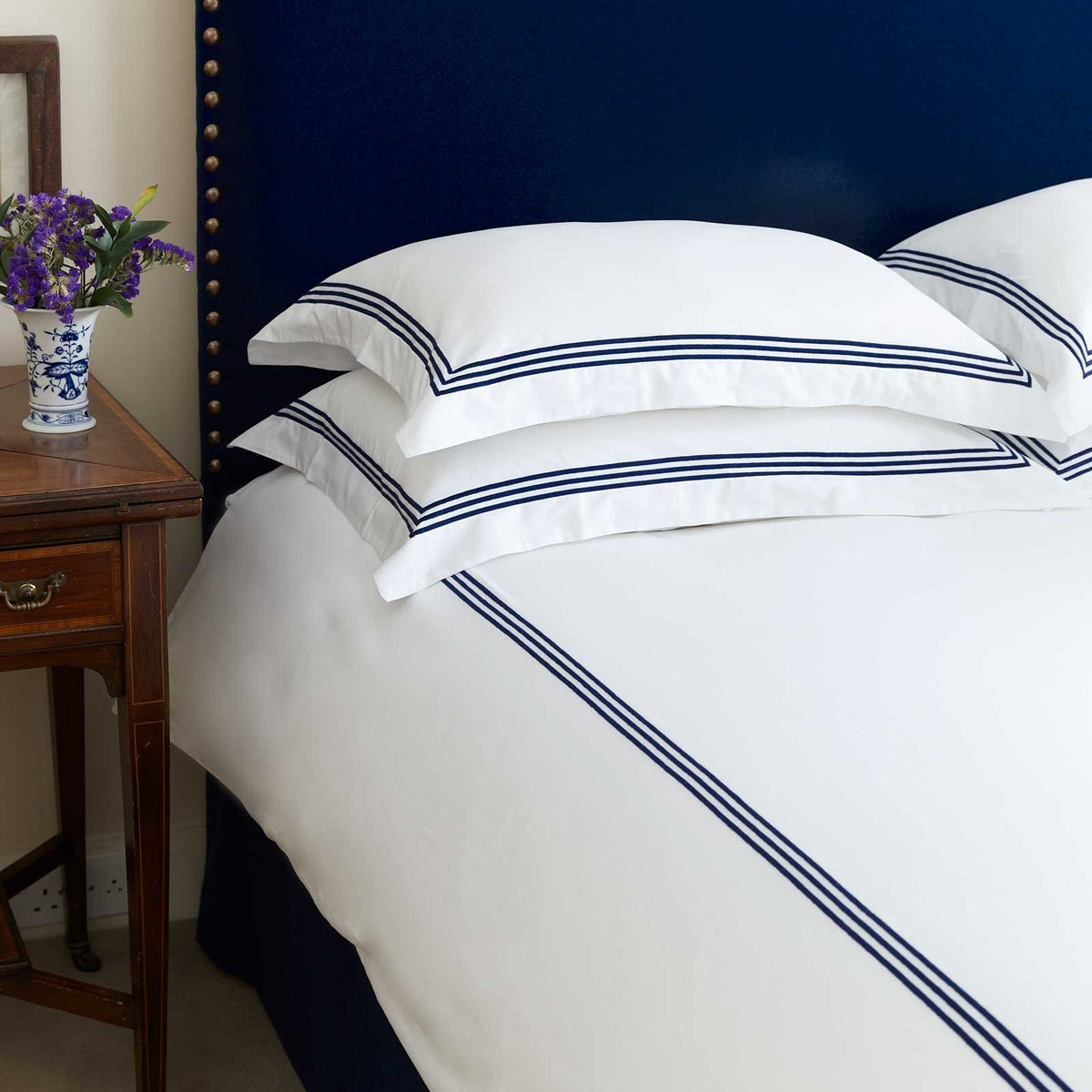 Mayfair Duvet Set - White with Navy Embroidery – Bonsoir of London